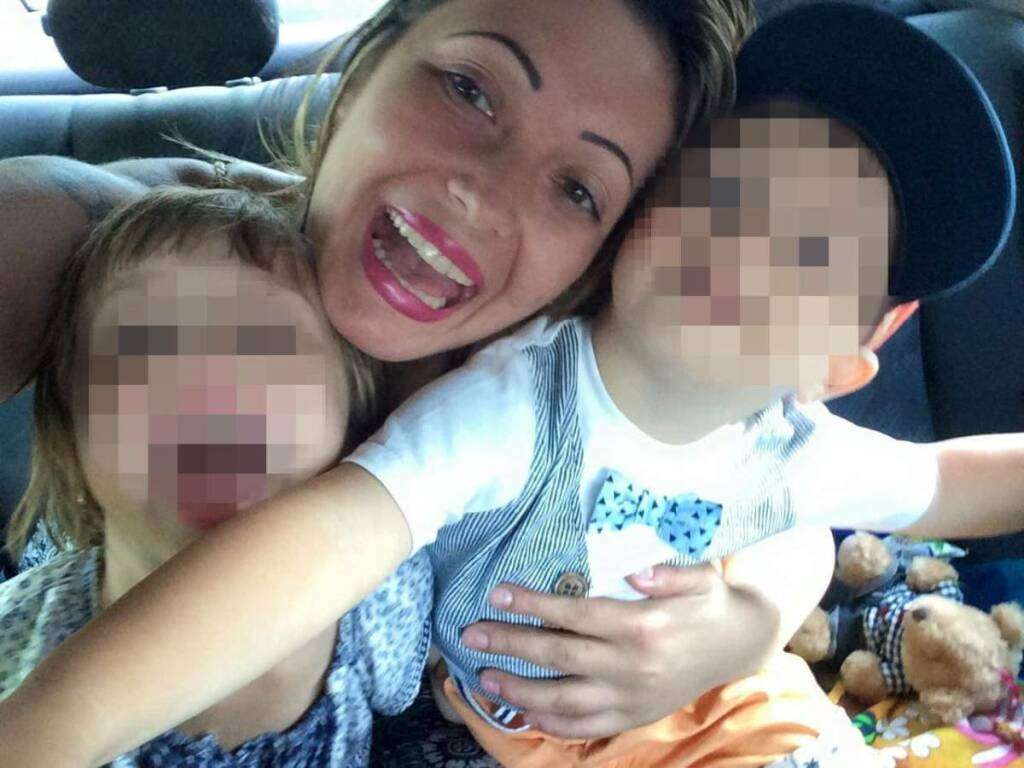 Madre e figli morti in casa durante un incendio, fissati i funerali