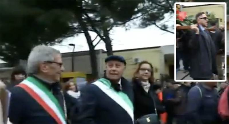 Siparietto dei due Gregorio dietro il quadro del Santo (e il chiodo ...