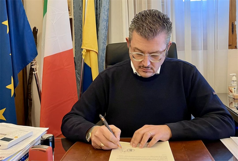 Il sindaco rinuncia a 10mila euro della sua indennità per darli ai ...