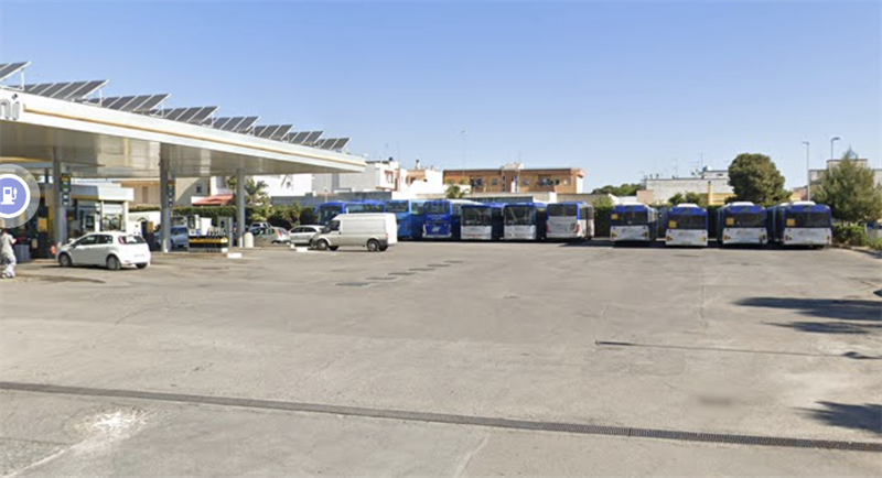 Stop alle soste e alle manovre dei pullman nella stazione di servizio Eni