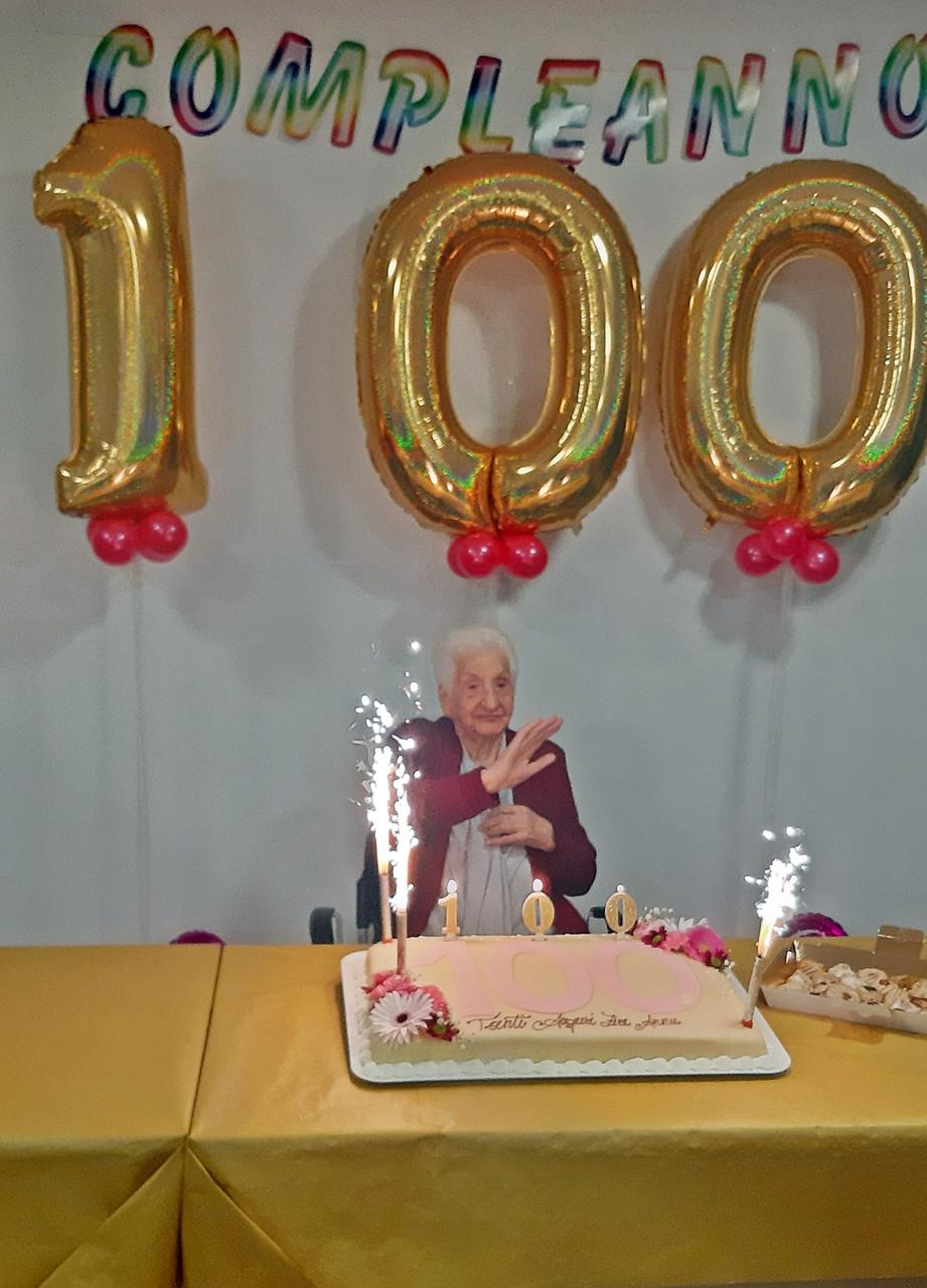 La signora Anna Negro soffia 100 candeline